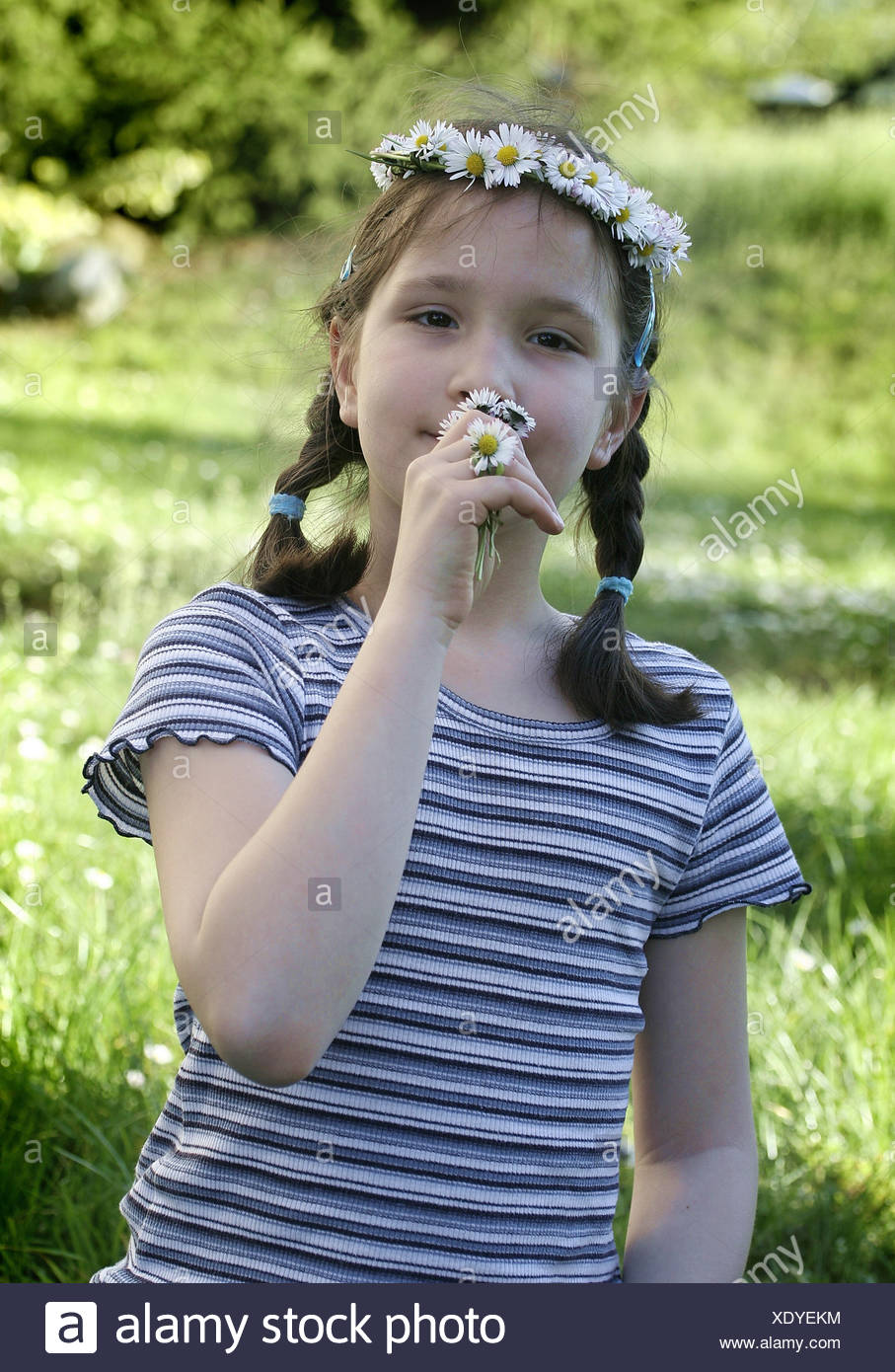 Girl Daisy Chain Stock Photos & Girl Daisy Chain Stock Images - Alamy