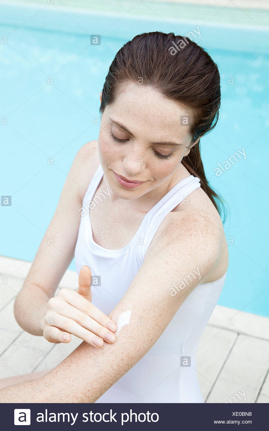 Applying Sunscreen High Resolution Stock Photography and Images - Alamy