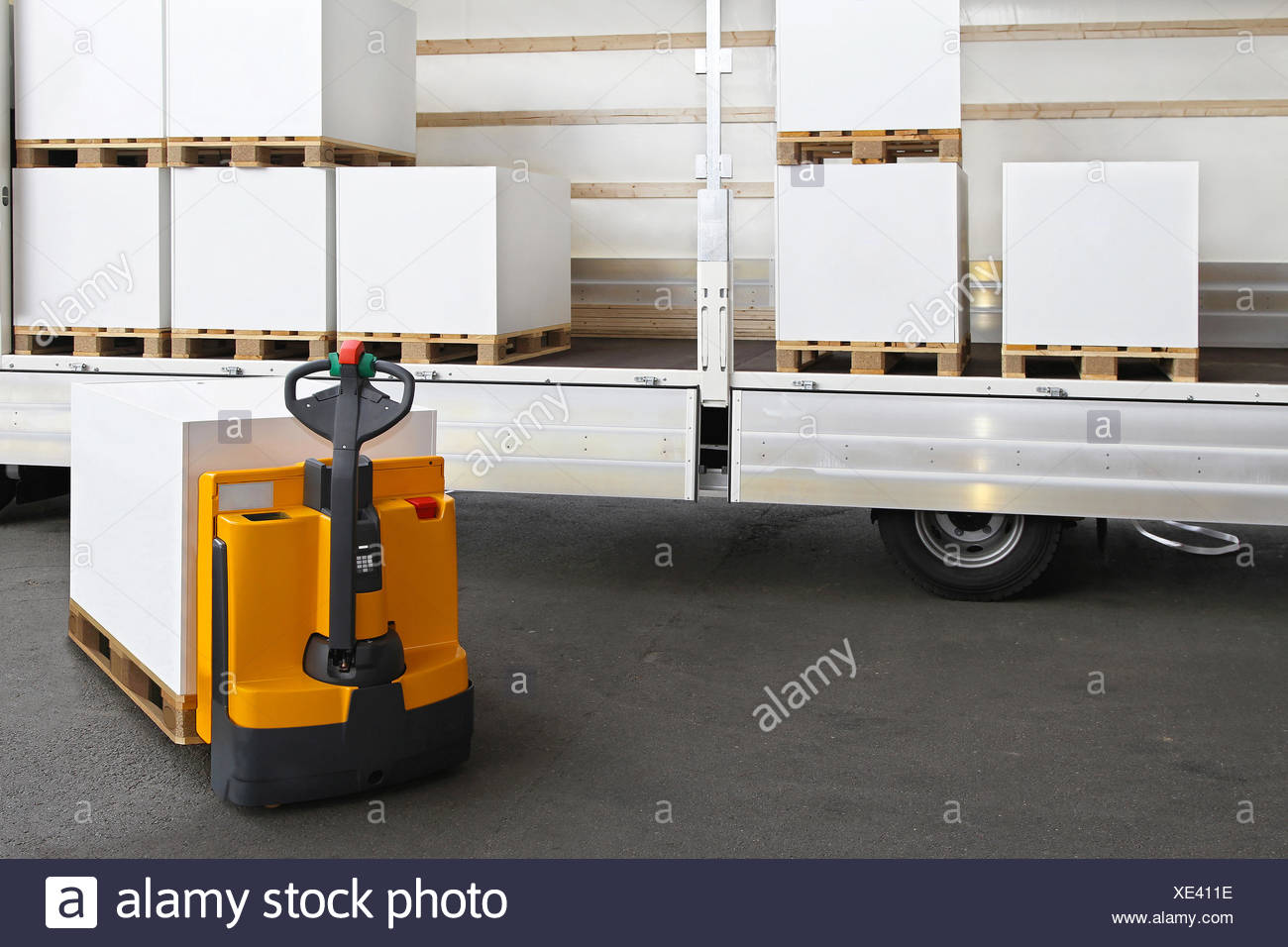 Loading Lorry Pallets Stock Photos & Loading Lorry Pallets Stock Images ...