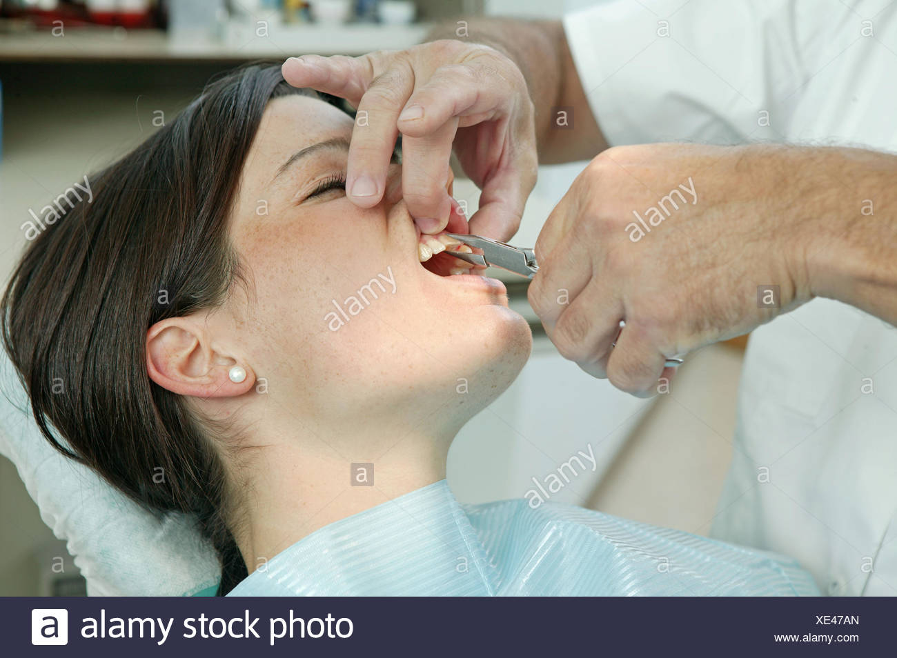 Zahn Ziehen High Resolution Stock Photography and Images - Alamy