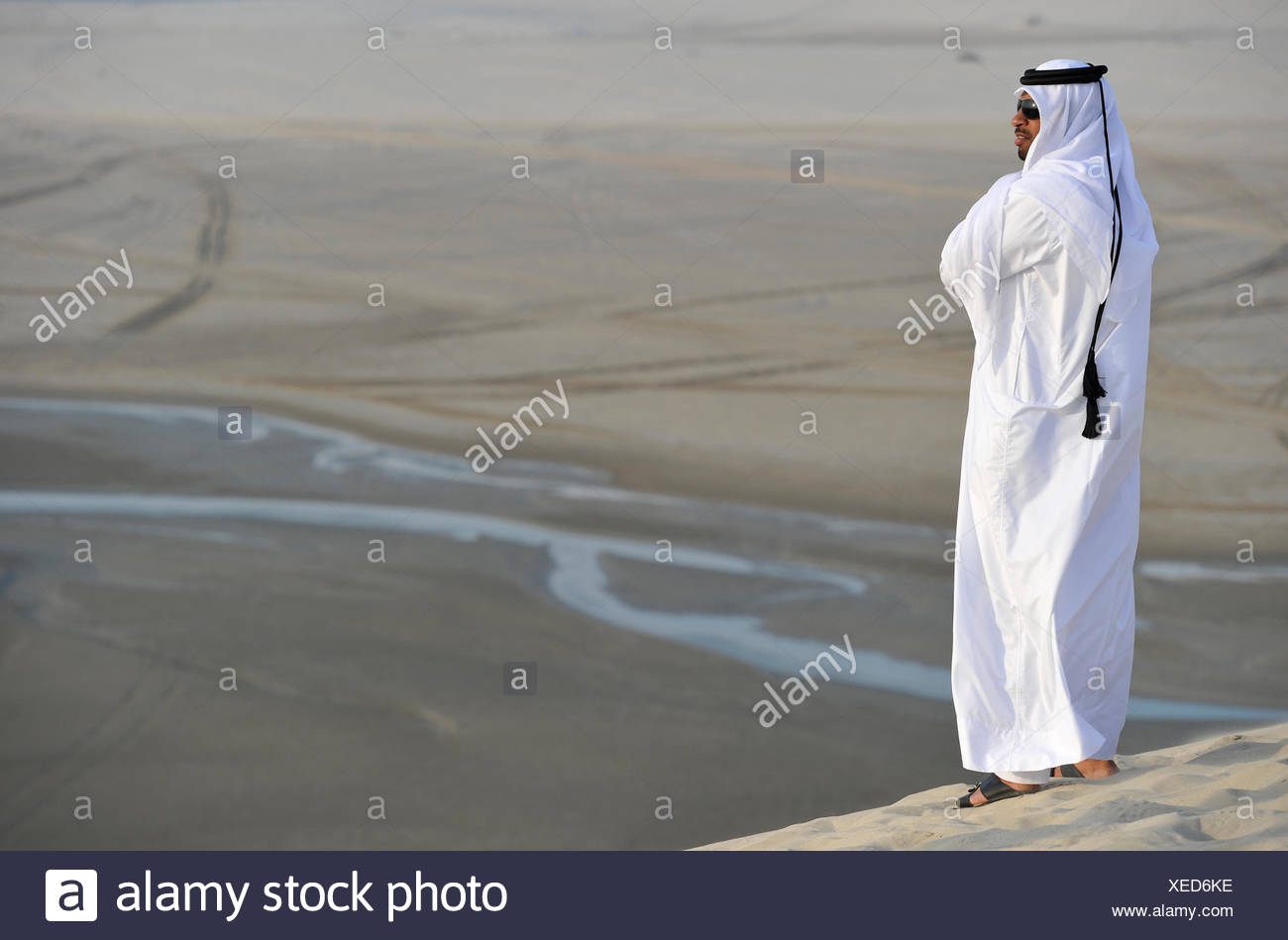 Traditional Qatari Dress Stock Photos & Traditional Qatari Dress Stock ...