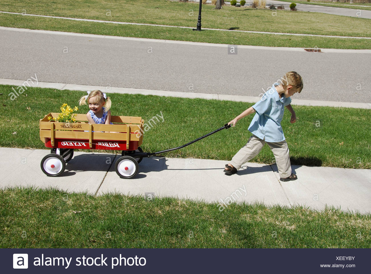 Pull Wagon Child Stock Photos & Pull Wagon Child Stock Images - Alamy