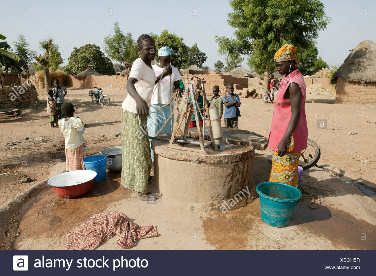Woman Fetching Water From Well Stock Photos & Woman Fetching Water From ...