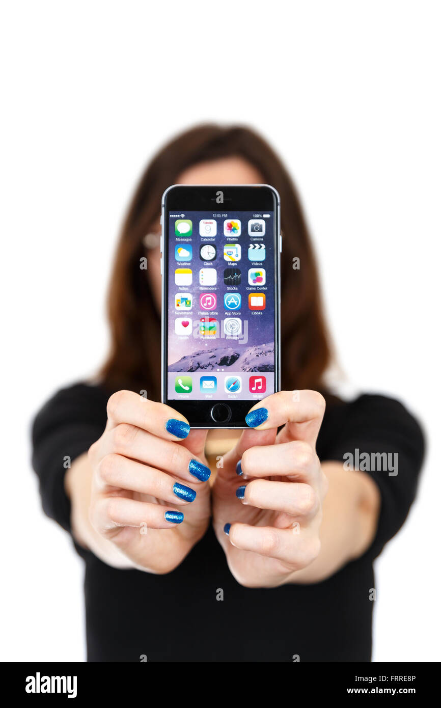 Woman holding iphone 6 hi-res stock photography and images - Alamy