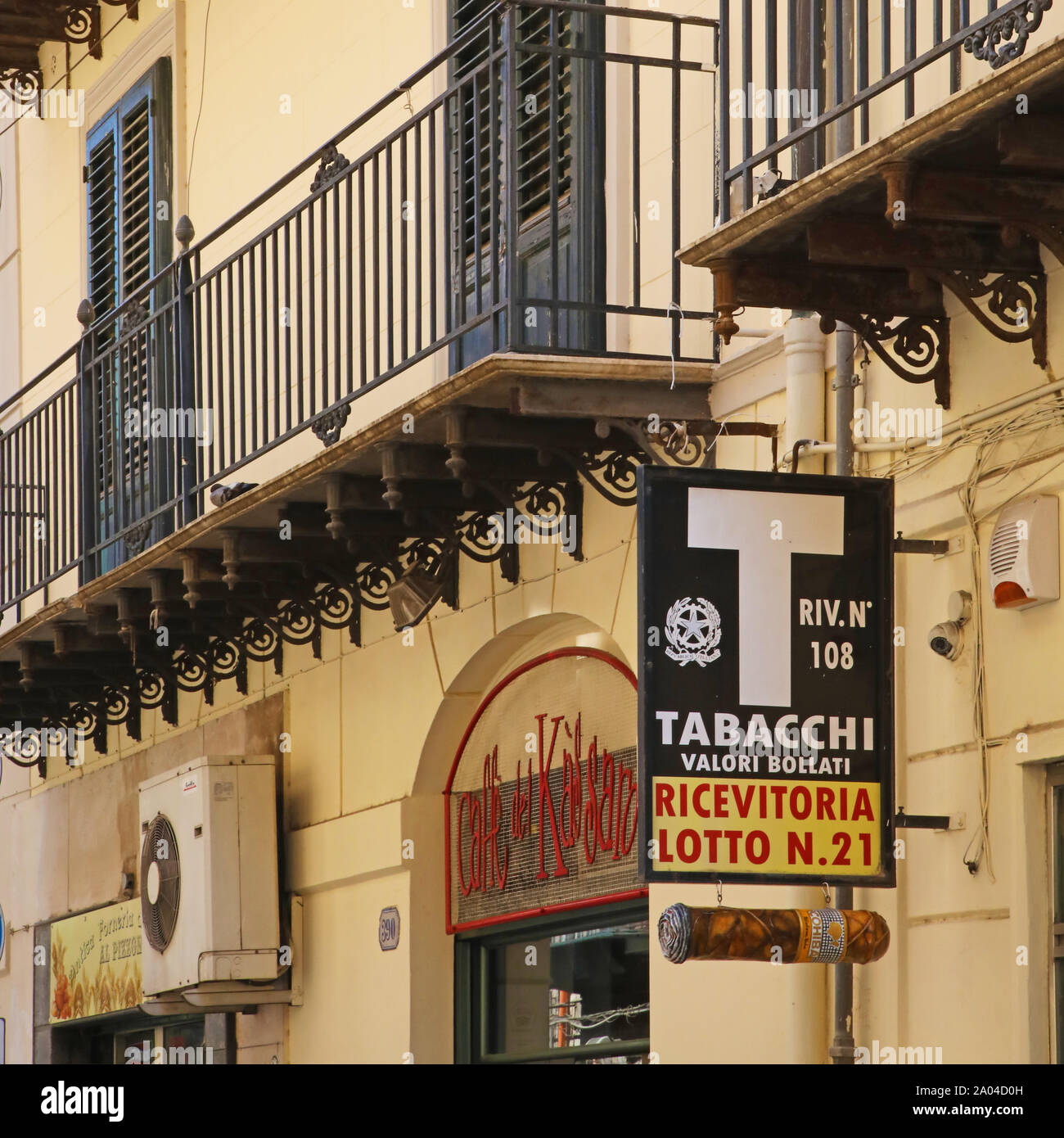 Old tobacco shop sign -Fotos und -Bildmaterial in hoher Auflösung – Alamy