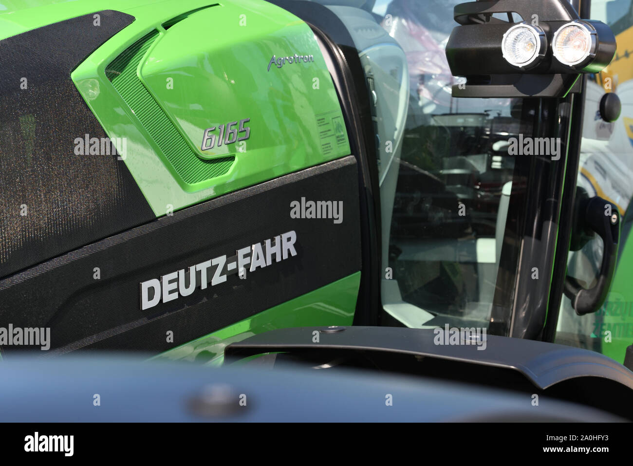 Kaunas, Litauen - 04 April: deutz-fahr Traktoren und Logo in Kaunas am ...