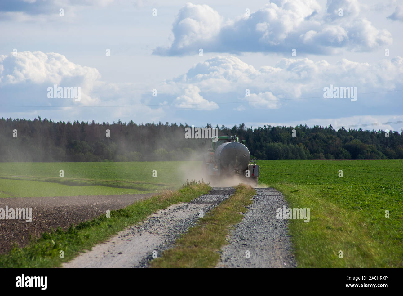 Traktor mit tank -Fotos und -Bildmaterial in hoher Auflösung – Alamy