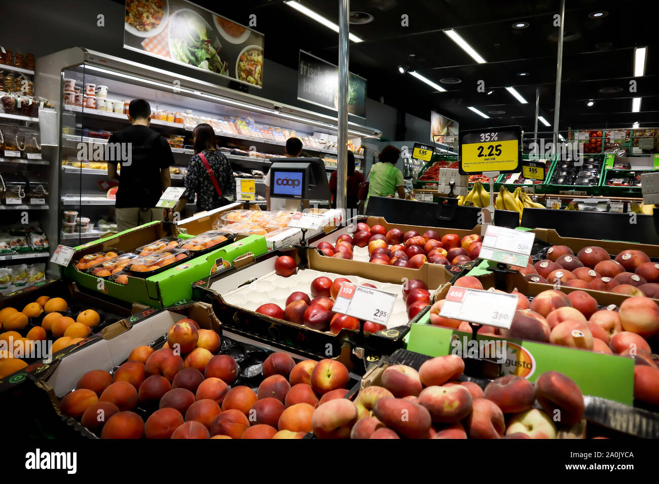 Zürich, Schweiz, 19. Juli 2019: Kunden einkaufen Obst und Gemüse bei ...