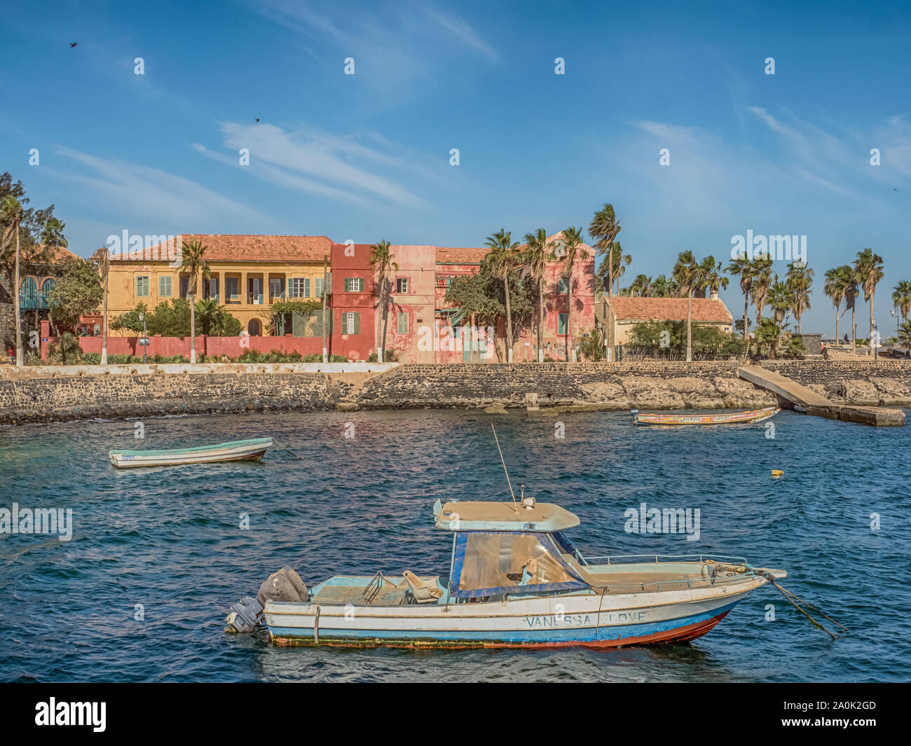 Goree, Senegal - Februar 2, 2019: Blick auf bunte Häuser auf der Insel ...