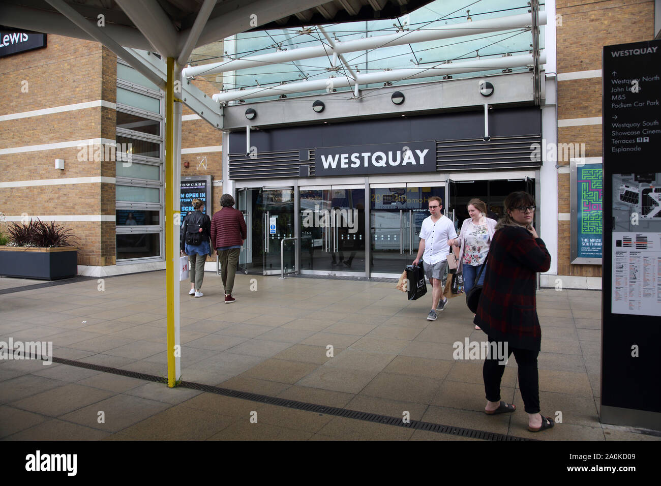 Shops westquay shopping centre southampton -Fotos und -Bildmaterial in ...