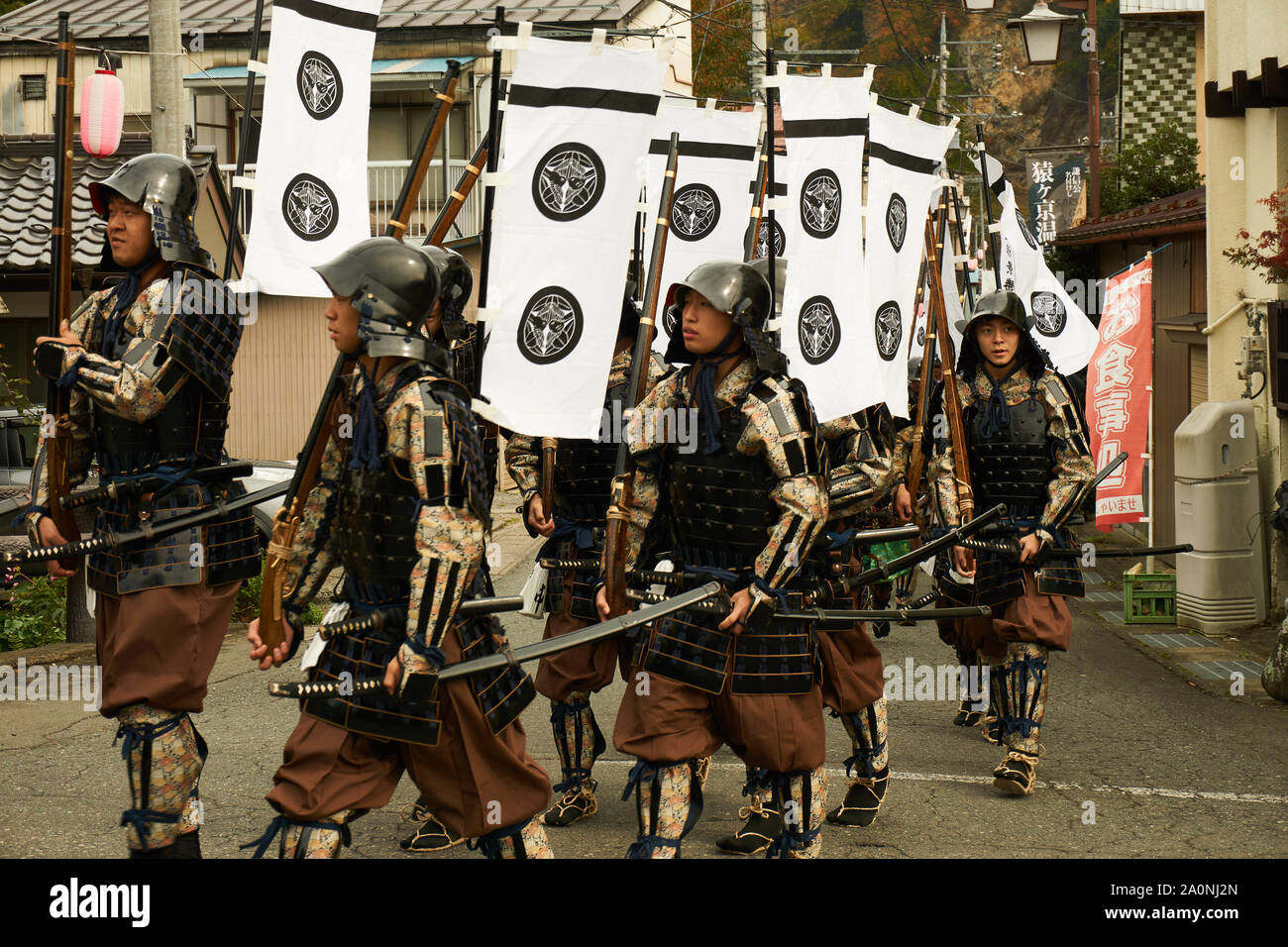 Japanische reenactors in traditionelle Samurai Kostüm und Rüstungen ...