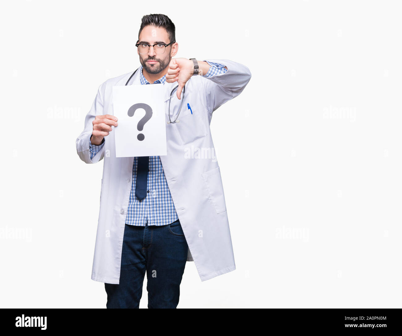 Hübscher junger Arzt Mann hält Papier mit Fragezeichen über isolierte ...