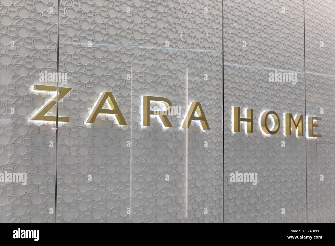 Juli 16, 2019: Zara Home Logo in goldenen Buchstaben mit ...