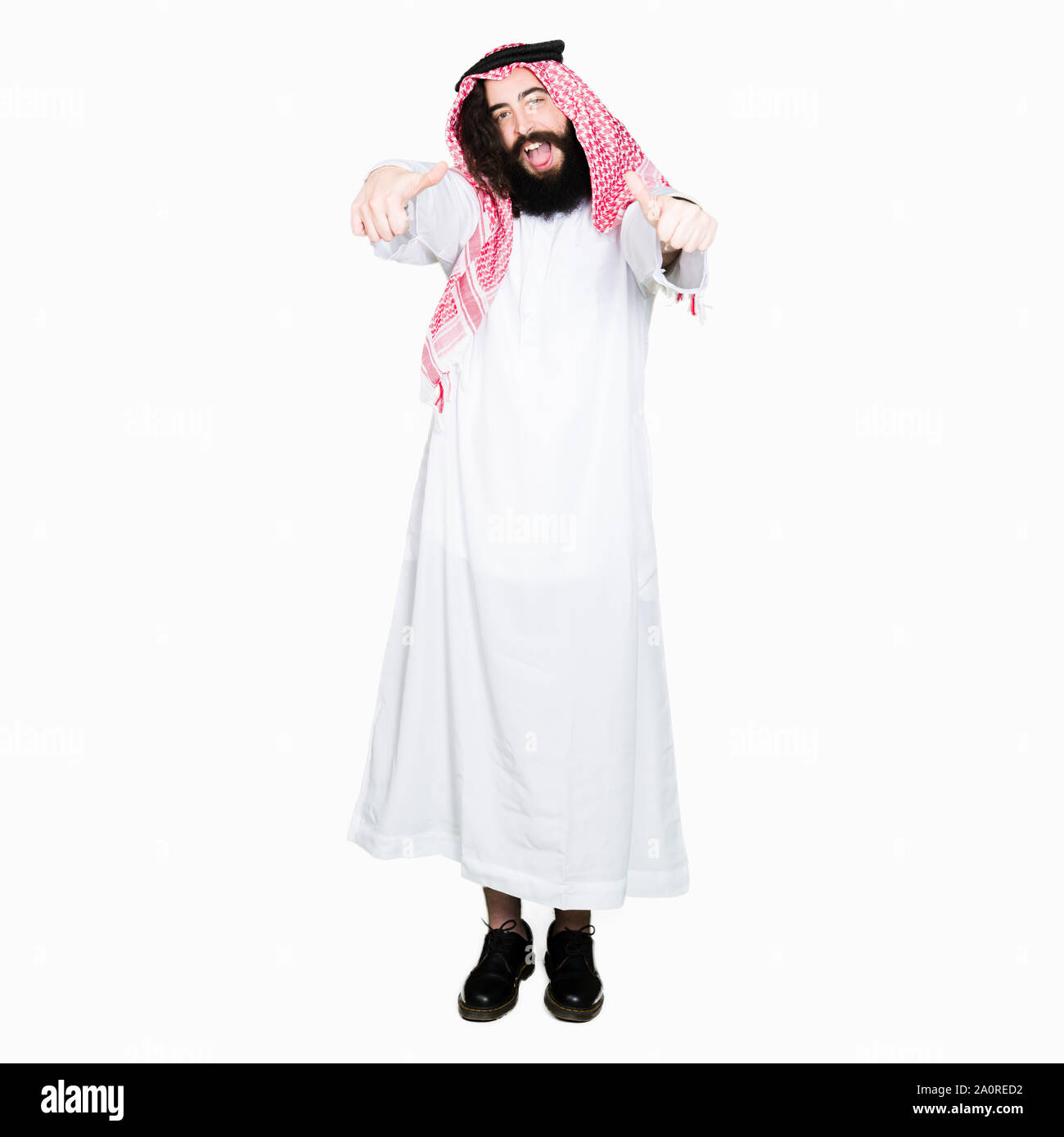 Arabian Business Mann mit langem Haar zu tragen traditionelle Kufiya ... Arabian Business Mann mit langem Haar zu tragen traditionelle Kufiya ...