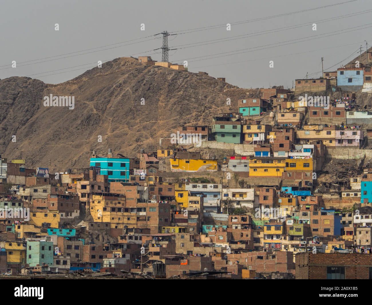 Slum housing lima -Fotos und -Bildmaterial in hoher Auflösung – Alamy