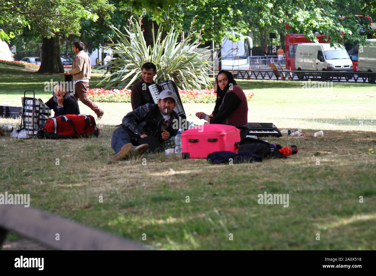 Obdachlose MIGRANT CAMP IN DER PARK LANE in Mayfair, London von der Polizei geräumt, ABER DAS ...