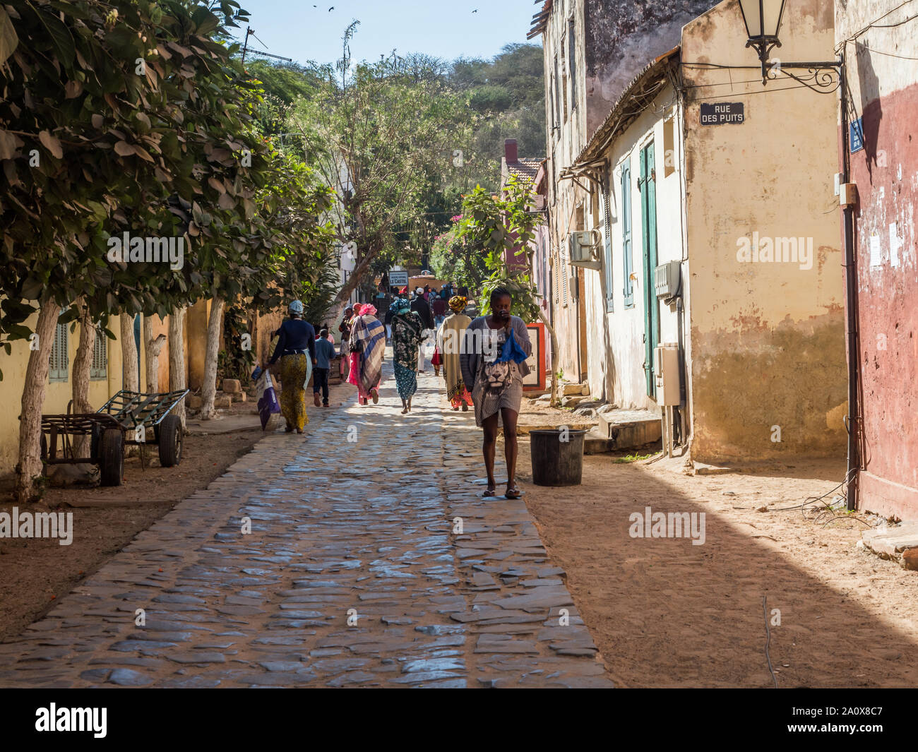 Goree, Senegal - Februar 2, 2019: Alltag und Straße mit ...
