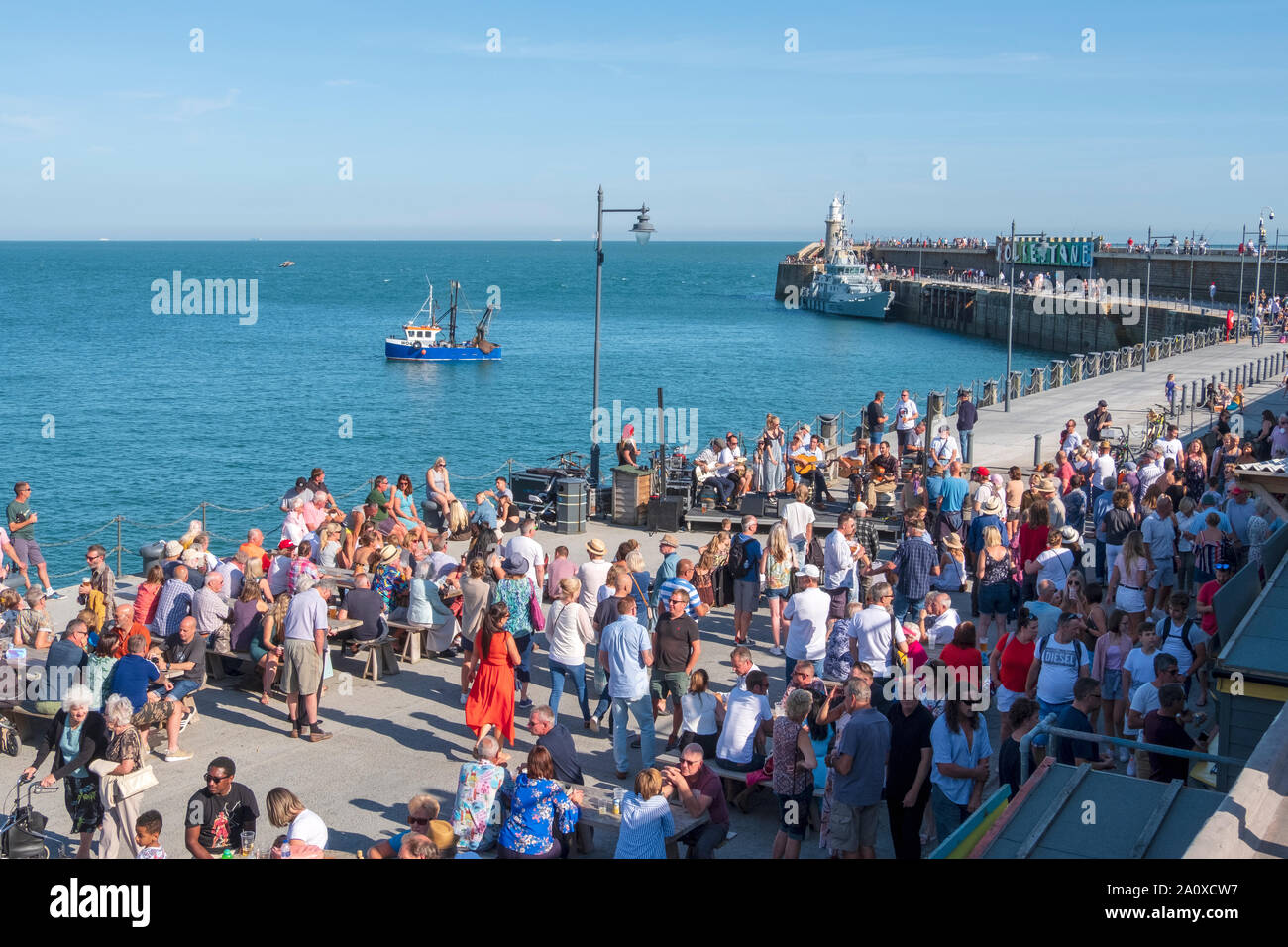 Folkestone seafront and harbour -Fotos und -Bildmaterial in hoher ...