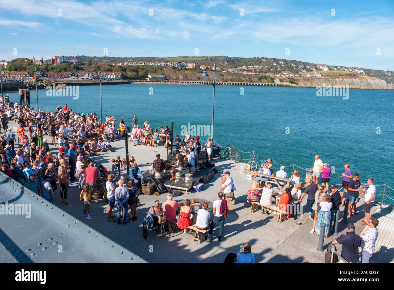 Folkestone seafront and harbour -Fotos und -Bildmaterial in hoher ...