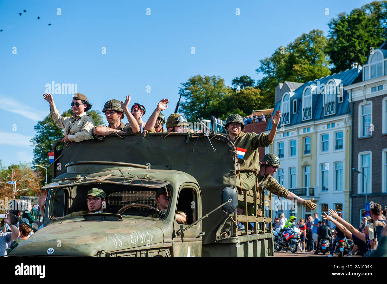 Menschen auf eine militärische Lkw Gruß an die Öffentlichkeit während ...