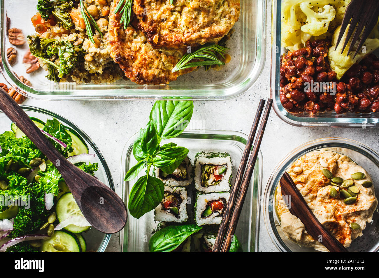 Gesund vegan Essen in Glasbehältern. Flach Eintopf mit Kichererbsen ...