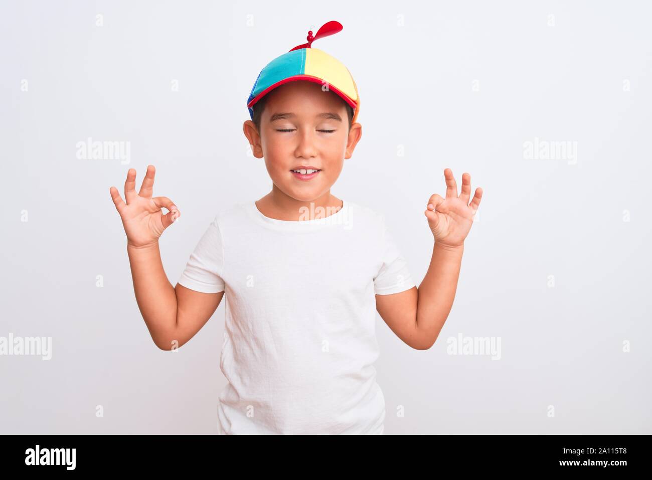 Schöne Kind Junge tragen Fanny bunte Kappe mit Propeller über isoliert ...