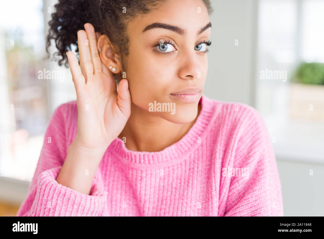 Schöne junge afrikanische amerikanische Frau mit afro Haar lächelnd mit ... Schöne junge afrikanische amerikanische Frau mit afro Haar lächelnd mit ...