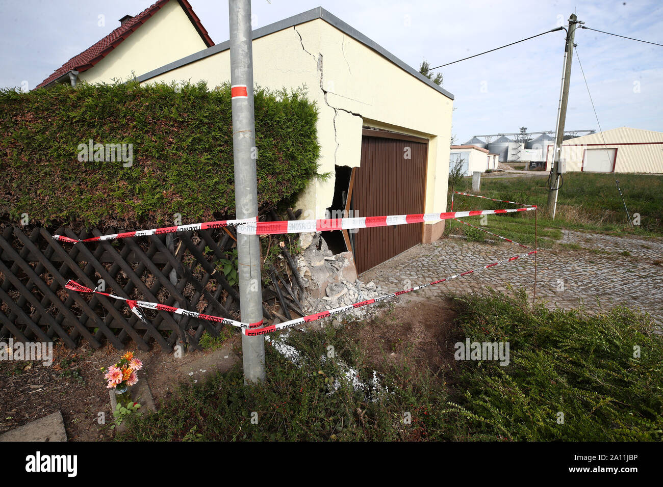 Bad Sulza, Deutschland. 23 Sep, 2019. Feuerwehr Absperrband bläst vor ...