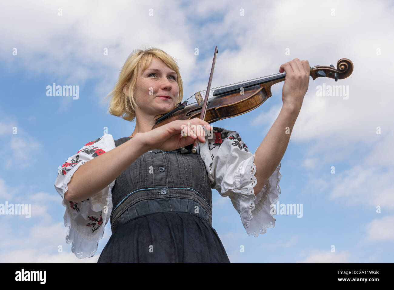 Slavuta, Ukraine - September 22, 2019: Ukrainische Frau in Tracht ...