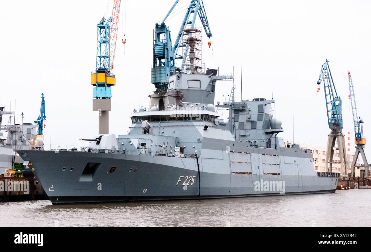 28 Juli 2019, Hamburg: Die fregatte Rheinland-Pfalz (F 225) ist an der ...