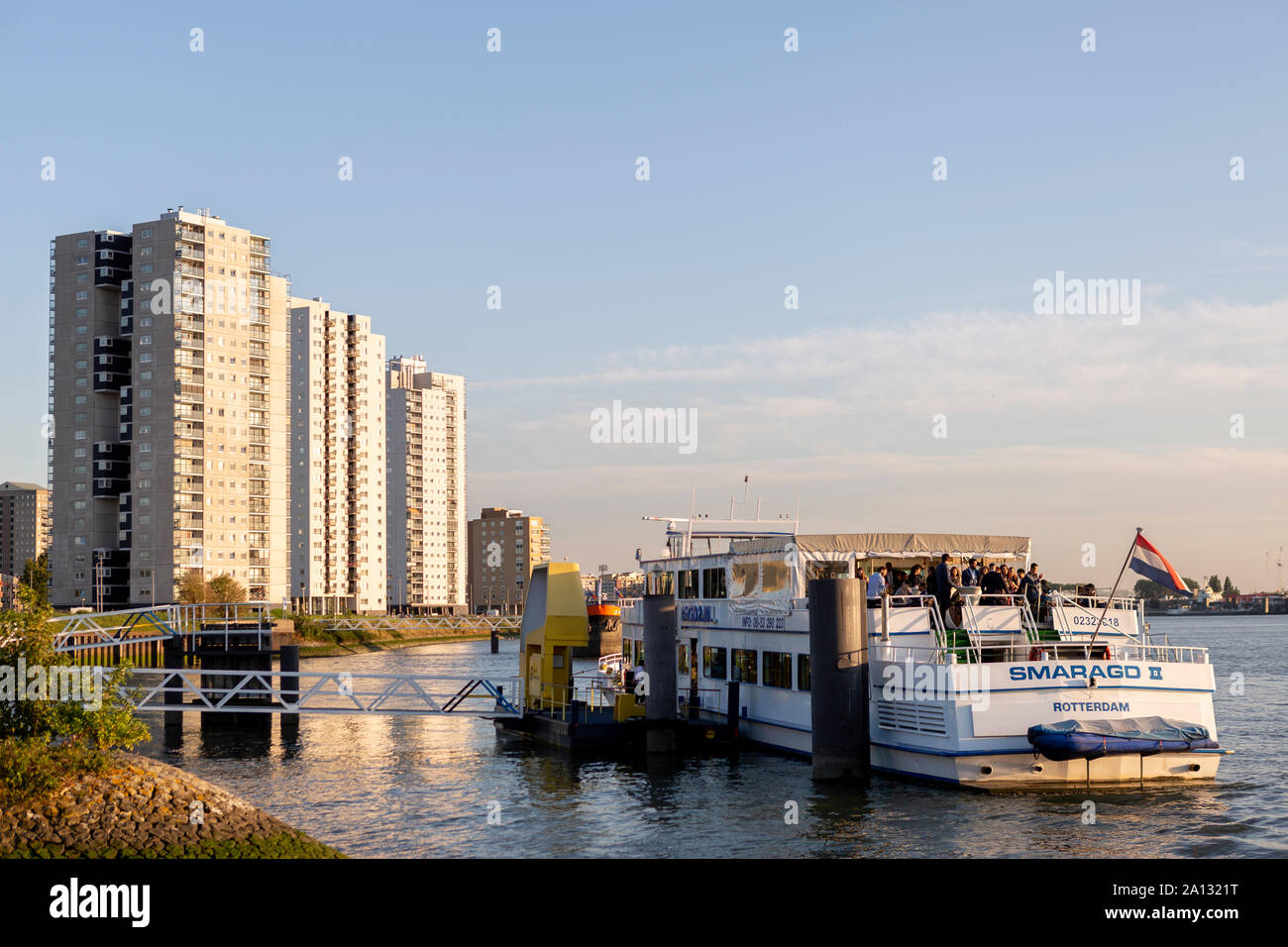 Party Boot auf dem Fluss Maas im Stadtzentrum von Rotterdam warten bei ...