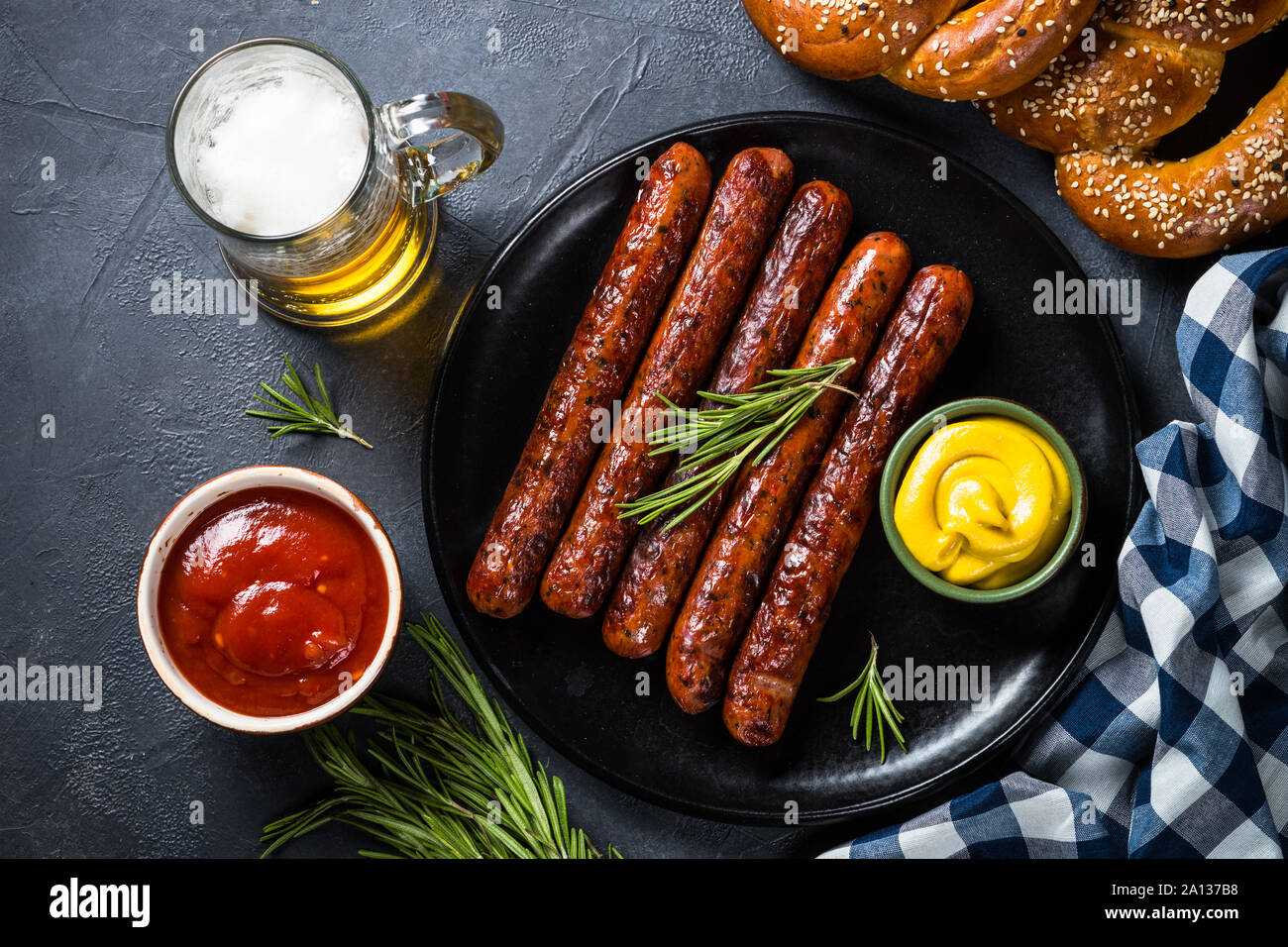Oktoberfest essen - Wurst, Bier und Brezel Stockfotografie - Alamy