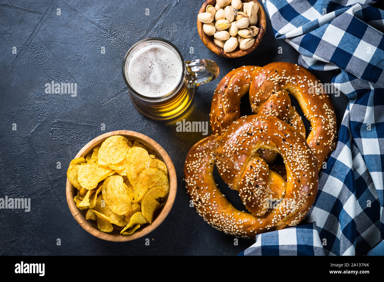 Bier und imbiss -Fotos und -Bildmaterial in hoher Auflösung – Alamy