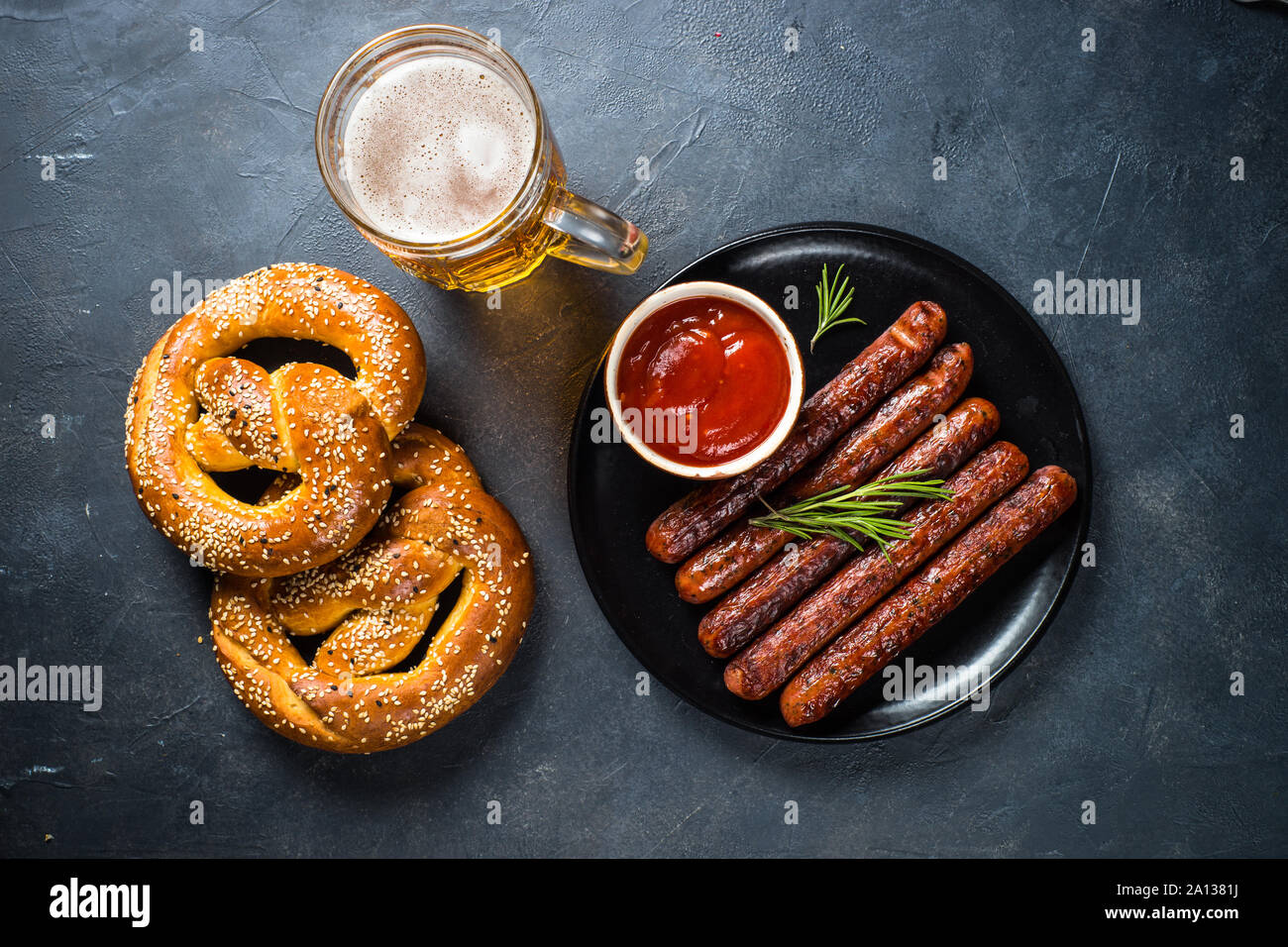Oktoberfest mittagessen -Fotos und -Bildmaterial in hoher Auflösung – Alamy
