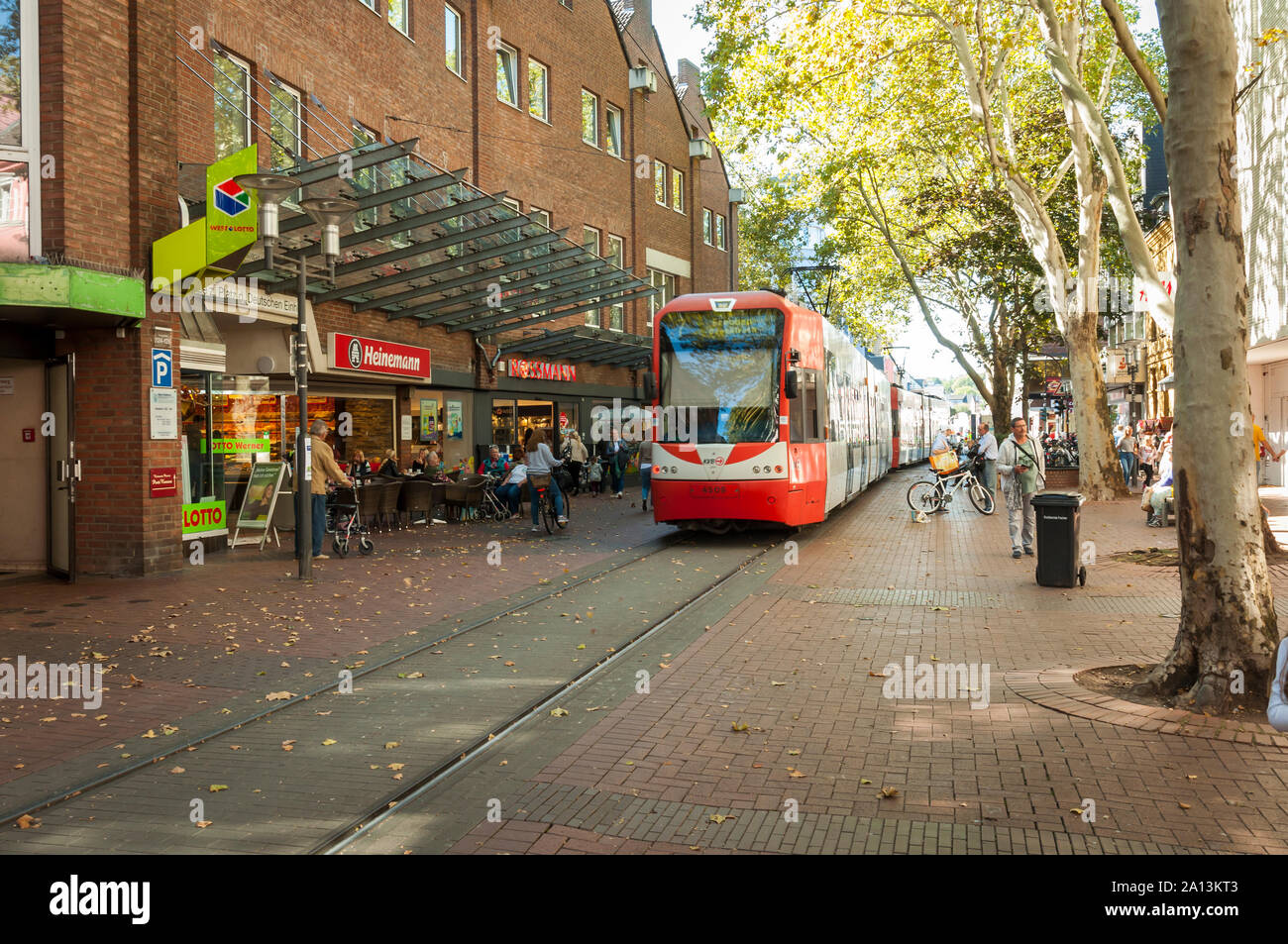 Die Straßenbahn, die durch die Fußgängerzone in Frechen bei Köln, NRW ...