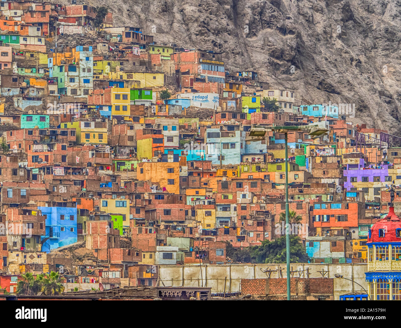 Lima, Peru - 07 Dezember, 2018: Teil des Slums an der Seite des Cerro ...