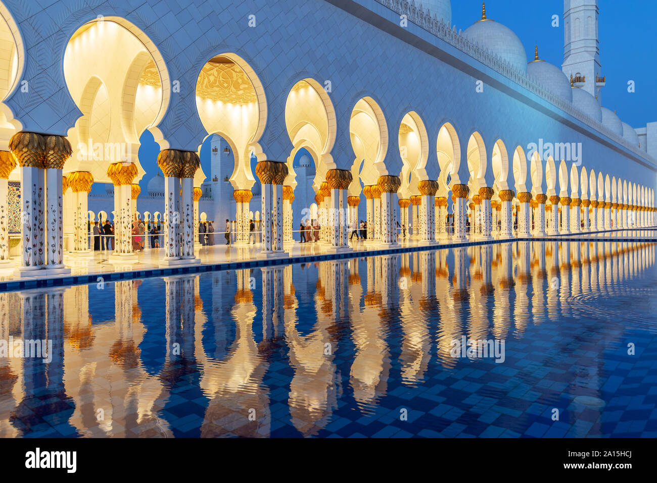 Sheikh zayed moschee nacht reflexion -Fotos und -Bildmaterial in hoher ...