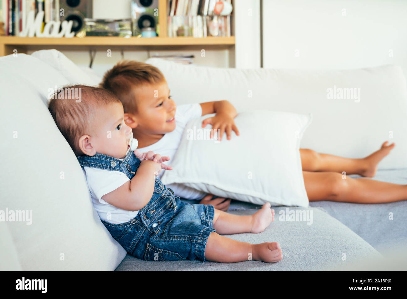 Jungs barfuß daheim auf der couch -Fotos und -Bildmaterial in hoher ...