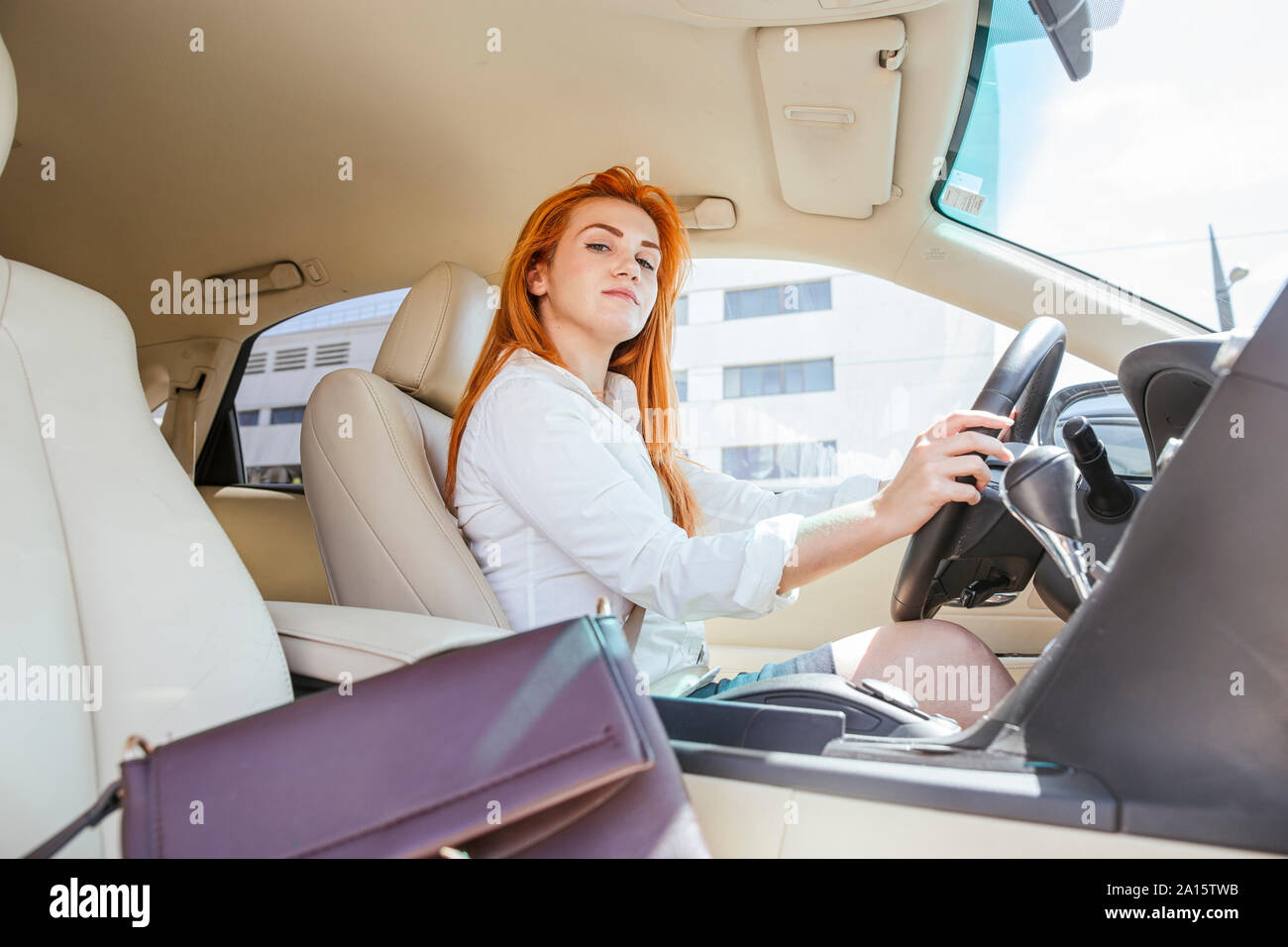 Una mujer de negocios -Fotos und -Bildmaterial in hoher Auflösung – Alamy