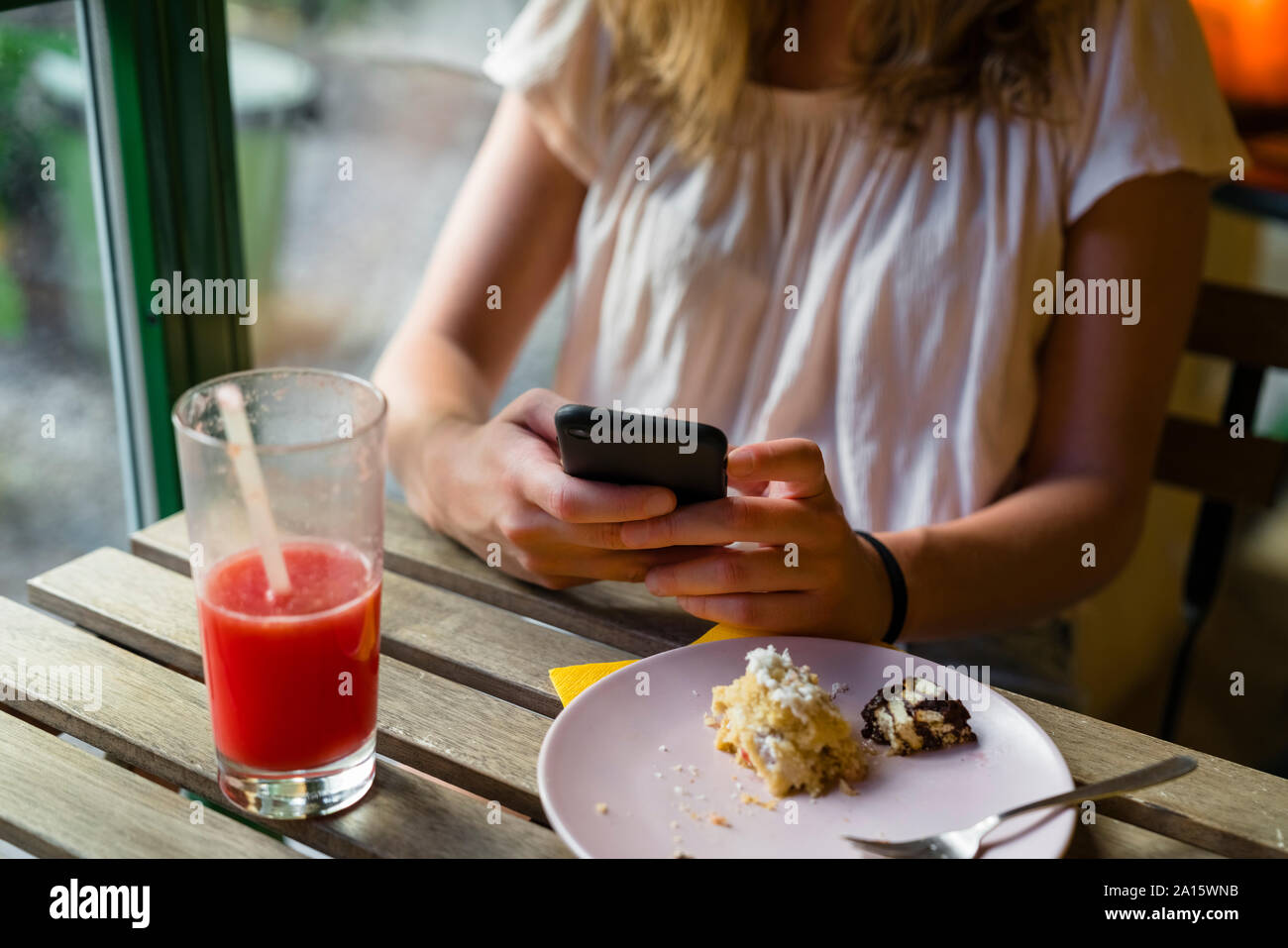 Sitzkaffee der jungen frau handy -Fotos und -Bildmaterial in hoher ...