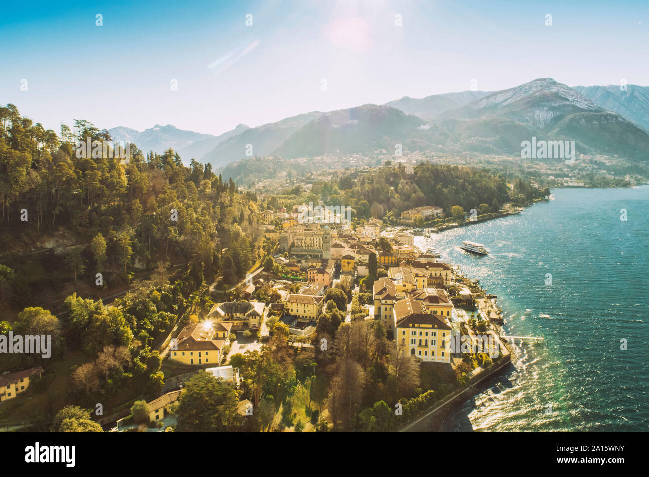 Luftaufnahme von Bellagio am Comer See mit den Alpen im Hintergrund ...