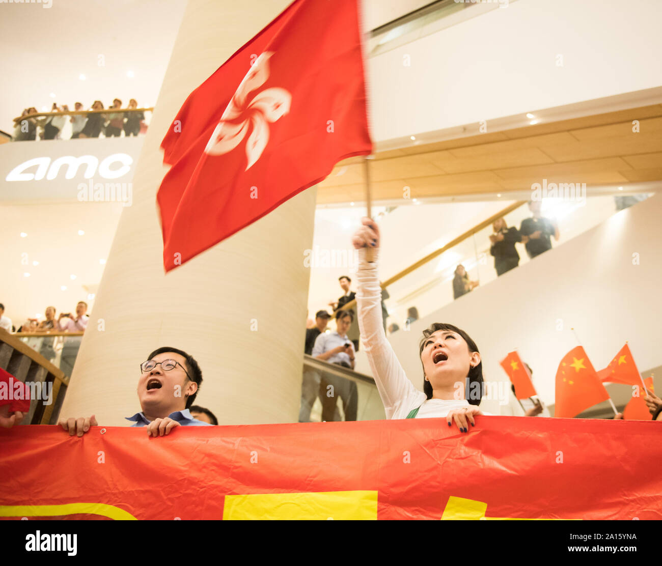Hongkong, China. 24 Sep, 2019. Menschen besuchen einen patriotischen ...