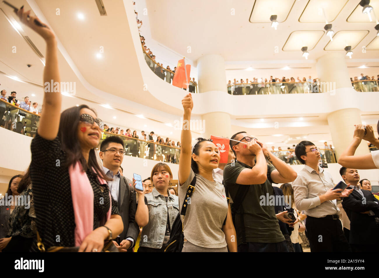 Hongkong, China. 24 Sep, 2019. Menschen besuchen einen patriotischen ...