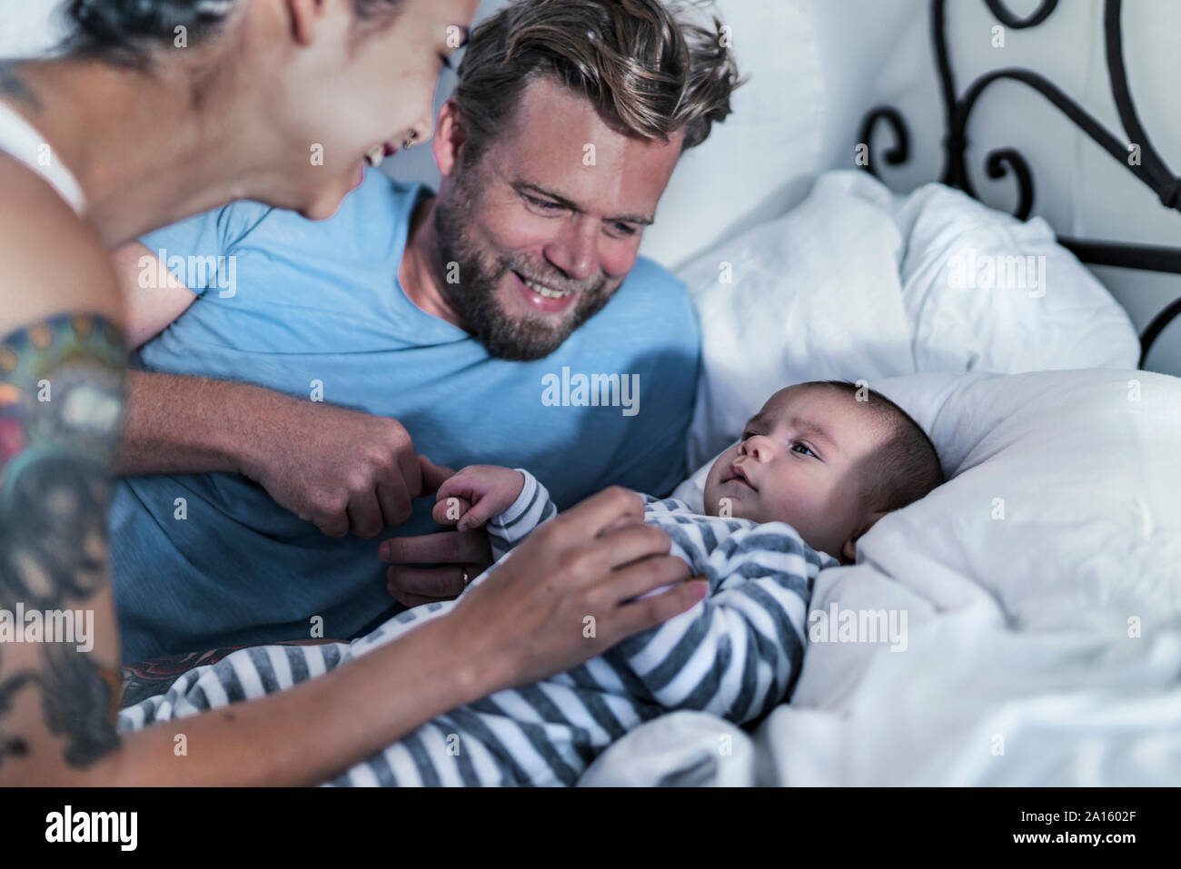 Baby im bett -Fotos und -Bildmaterial in hoher Auflösung – Alamy