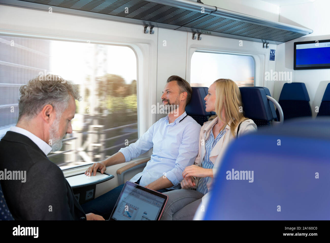 Passagiere auf dem zug fahren -Fotos und -Bildmaterial in hoher ...