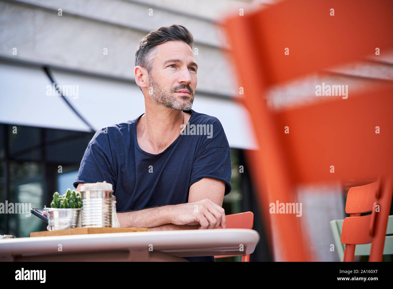 Munich street cafe -Fotos und -Bildmaterial in hoher Auflösung – Alamy