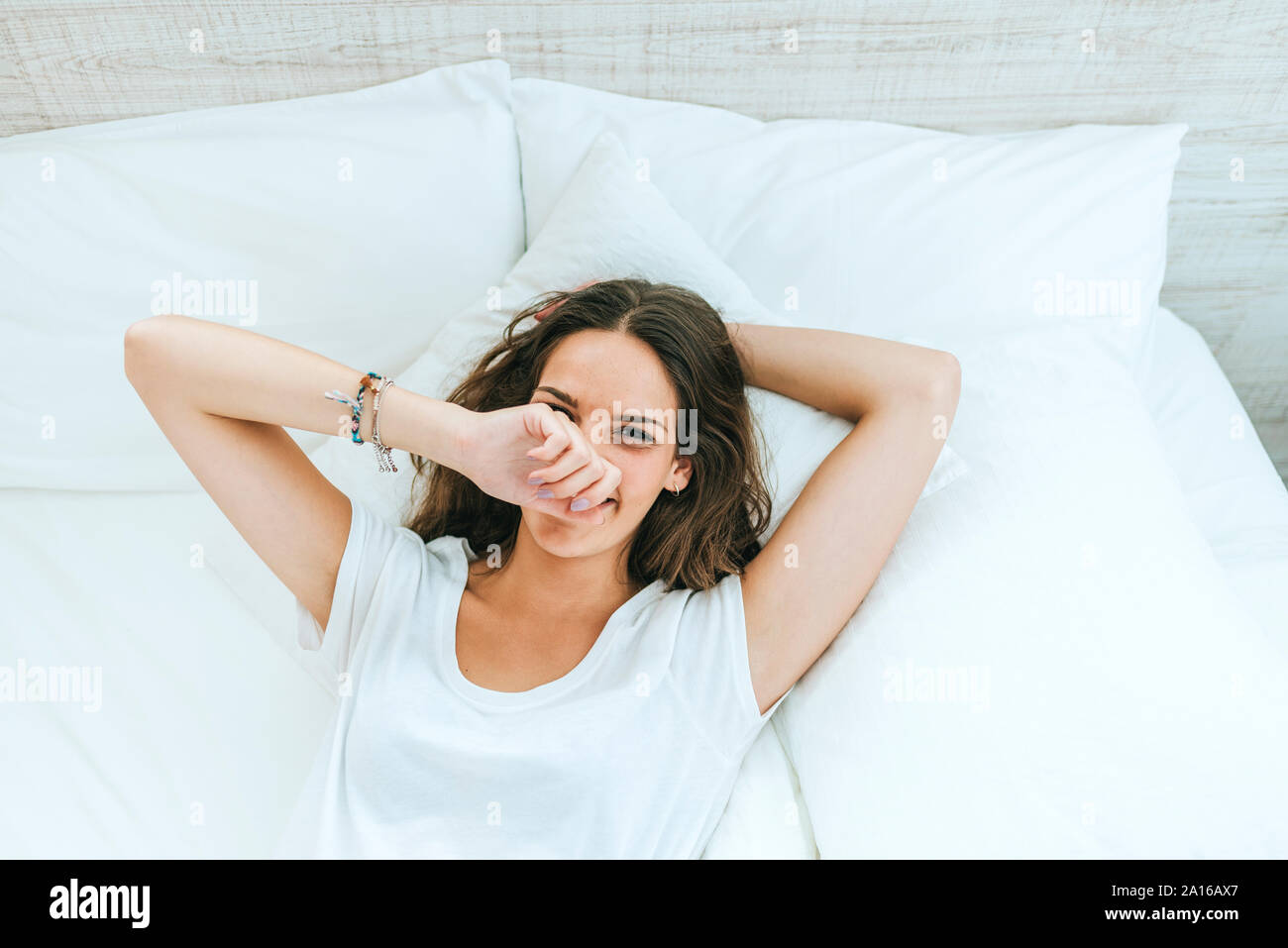 Junge Frau Im Bett Liegend Stockfotos und -bilder Kaufen - Alamy
