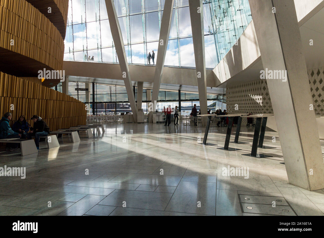 Inside opera house oslo -Fotos und -Bildmaterial in hoher Auflösung – Alamy