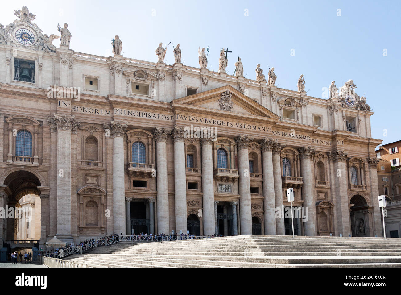 St. Peter's Basilica. Von Maderno Fassade. Inschrift lautet: "IN ...