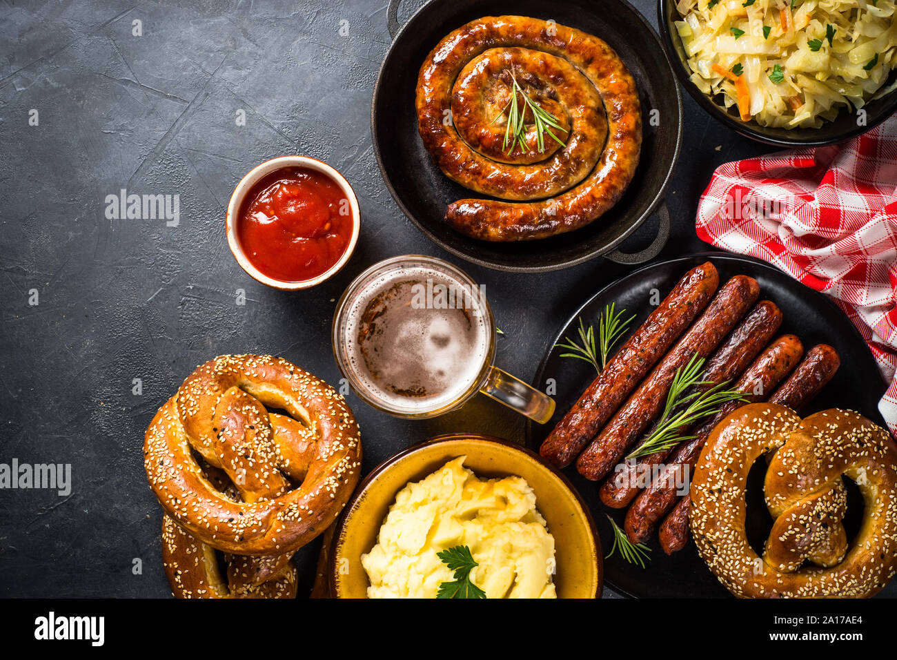 Pretzel meat sausage -Fotos und -Bildmaterial in hoher Auflösung – Alamy